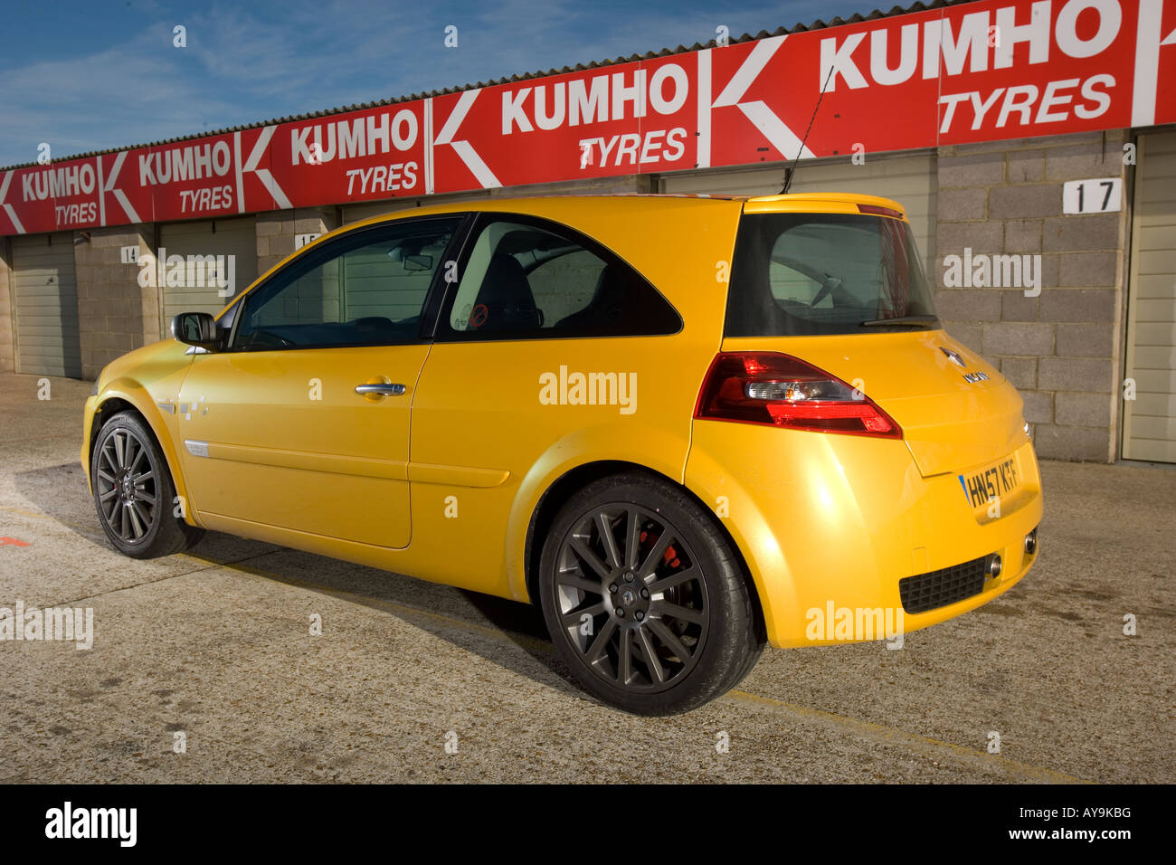 RENAULT MEGANE R26 YELLOW THRUXTON RACE TRACK 2008 Stock Photo - Alamy
