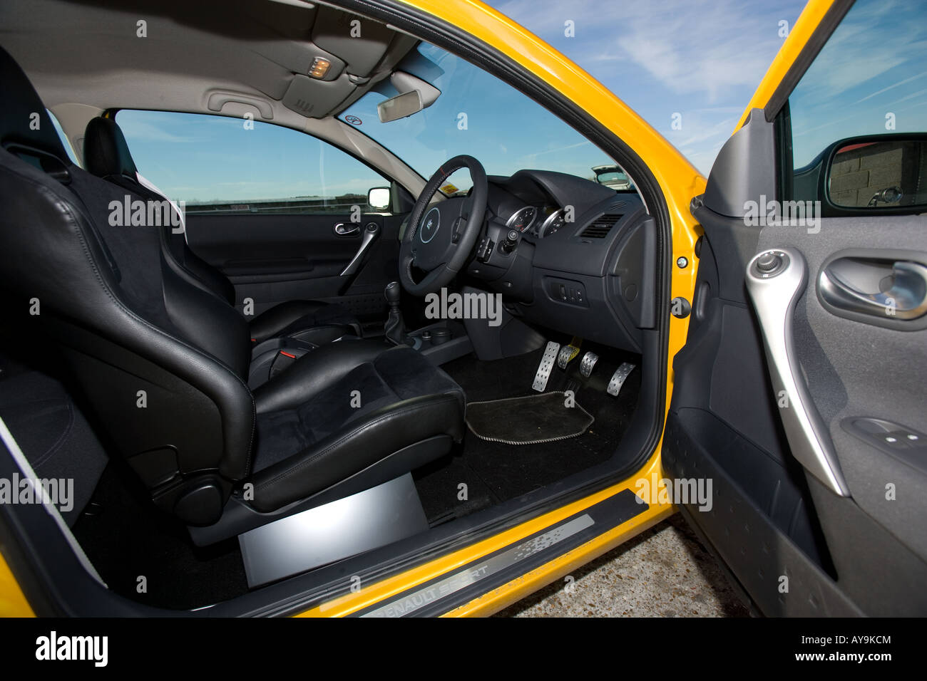 RENAULT MEGANE R26 YELLOW THRUXTON RACE TRACK 2008 Stock Photo - Alamy