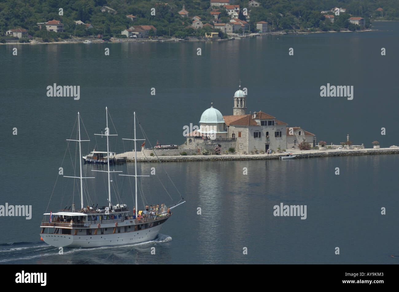 Perast, isle with church Gospa od Skrpelja and sailing boat Stock Photo ...