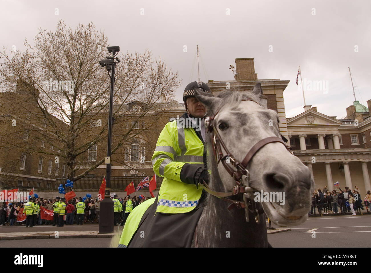 Mounted police horse hi-res stock photography and images - Alamy