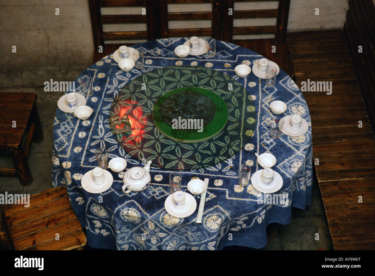 set up table in a Chinese restaurant Stock Photo - Alamy