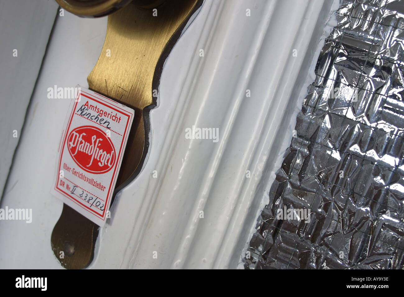 Pfandsiegel an einem Tuerschloss Stock Photo - Alamy