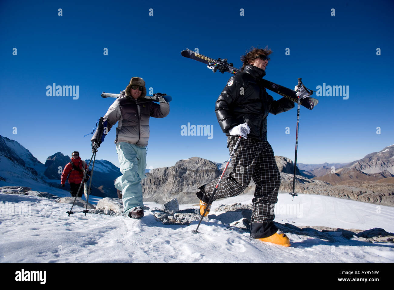 Skiers carrying skis on shoulders hi-res stock photography and images ...