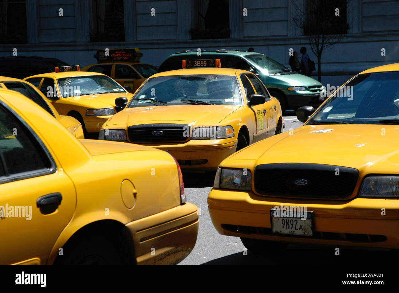 Manhattan traffic cars cabs taxis hi-res stock photography and images ...