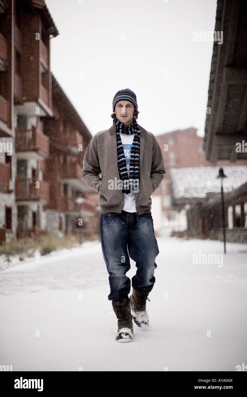 Snowy street hi-res stock photography and images - Alamy