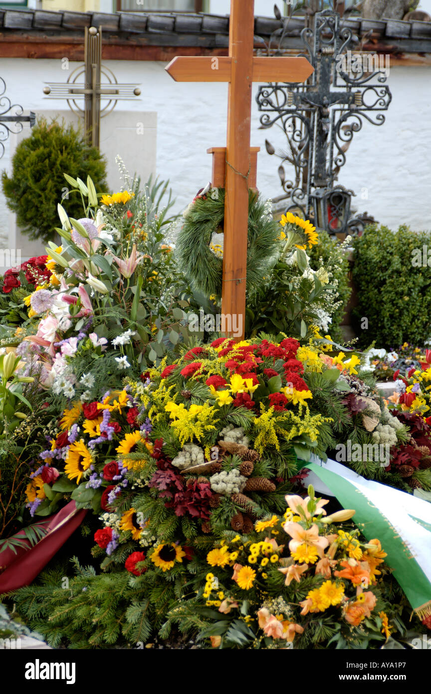 Funeral new grave flower decoration at a burial Stock Photo - Alamy