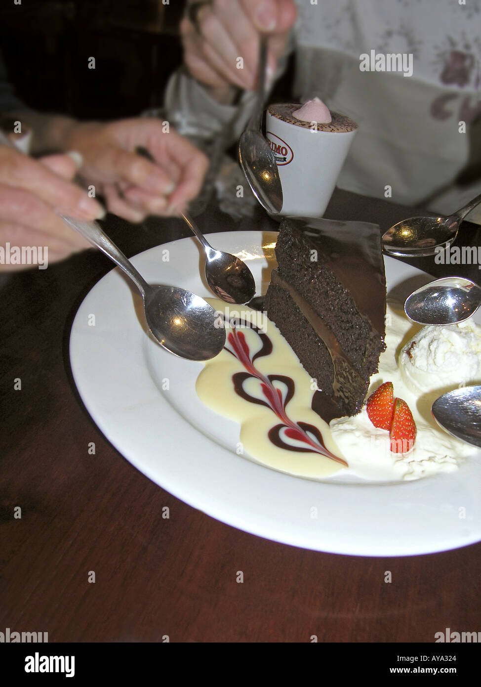 Friends sharing cake hi-res stock photography and images - Alamy