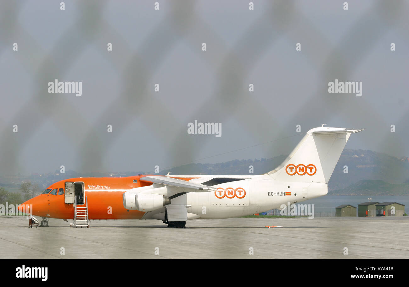 Black white plane made hi-res stock photography and images - Alamy