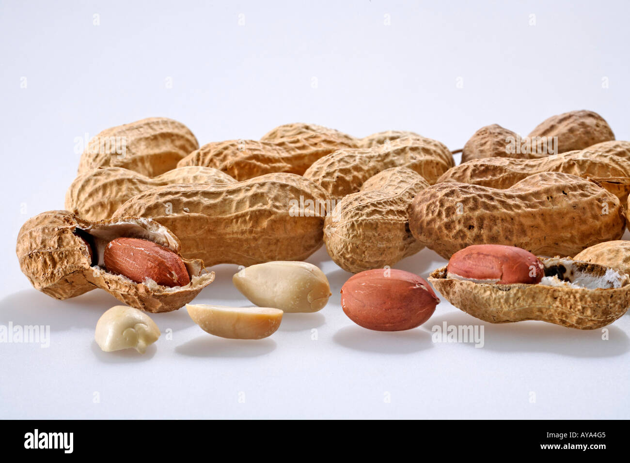 Erdnuesse hi-res stock photography and images - Alamy