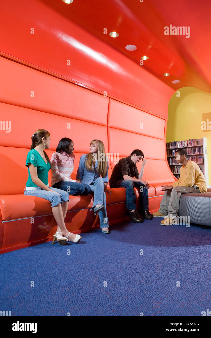 Portrait of teenage boys and girls hanging out in the library Stock ...