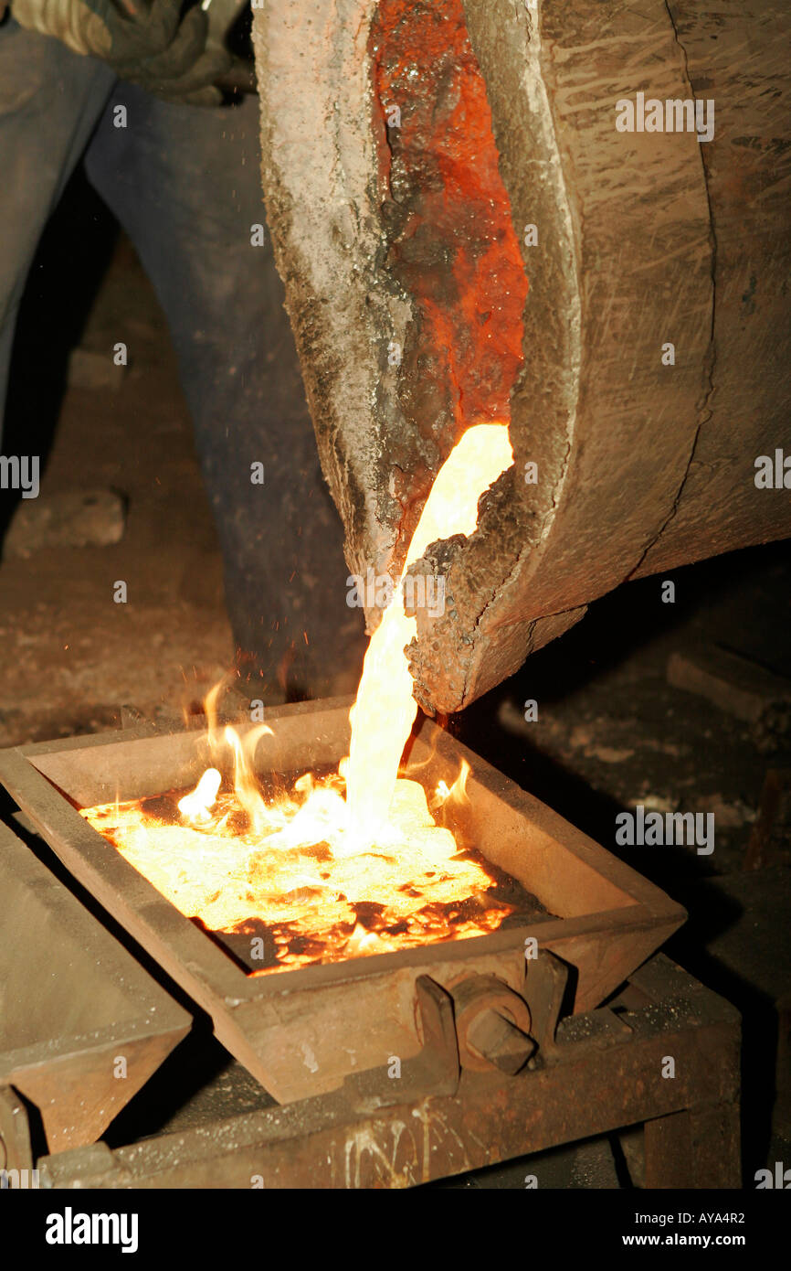 Foundry pouring liquid metal hi-res stock photography and images - Alamy