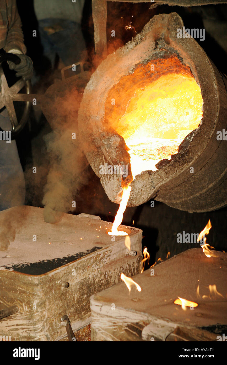 Foundry pouring liquid metal hi-res stock photography and images - Alamy