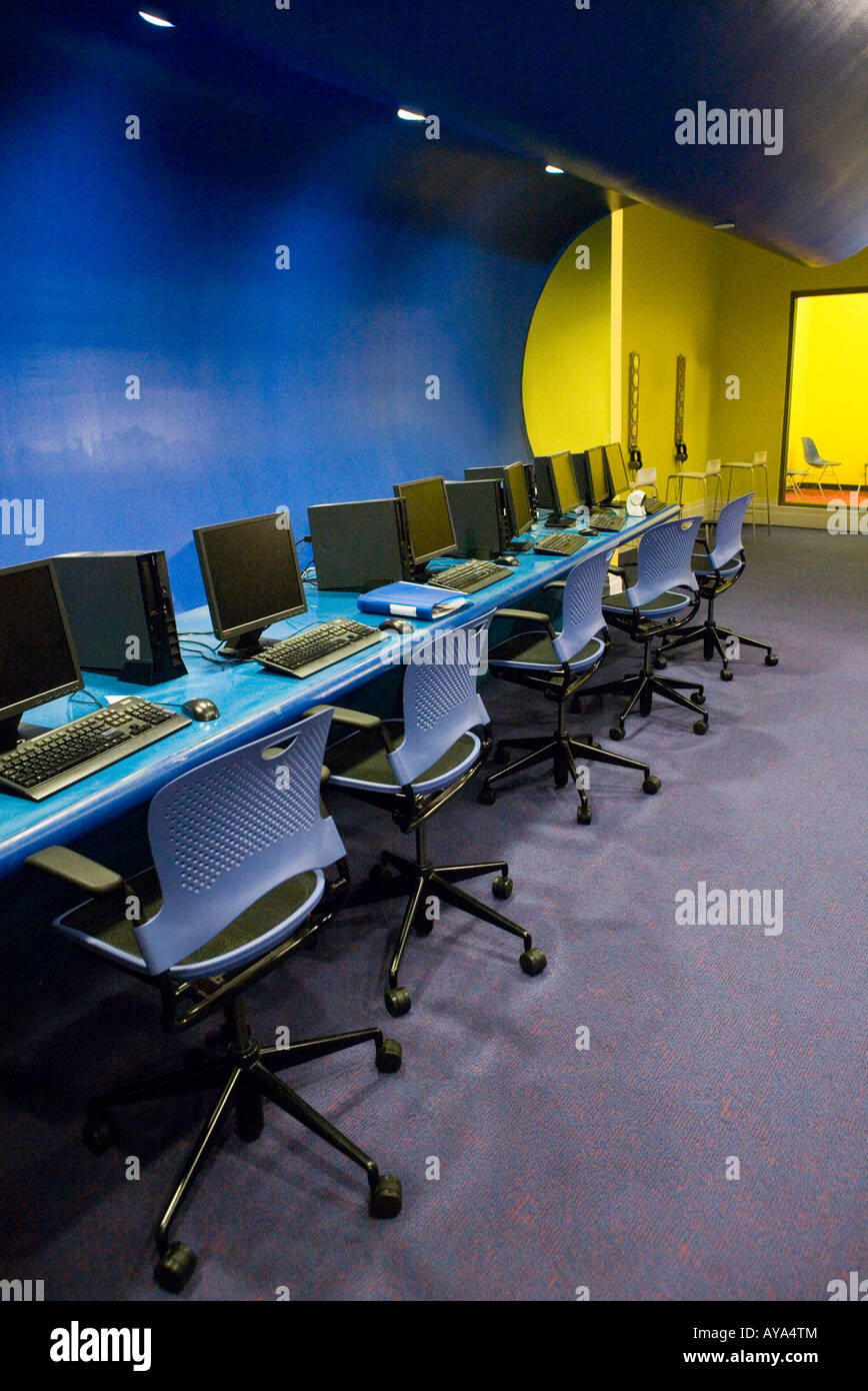 Empty computer classroom seats hi-res stock photography and images - Alamy