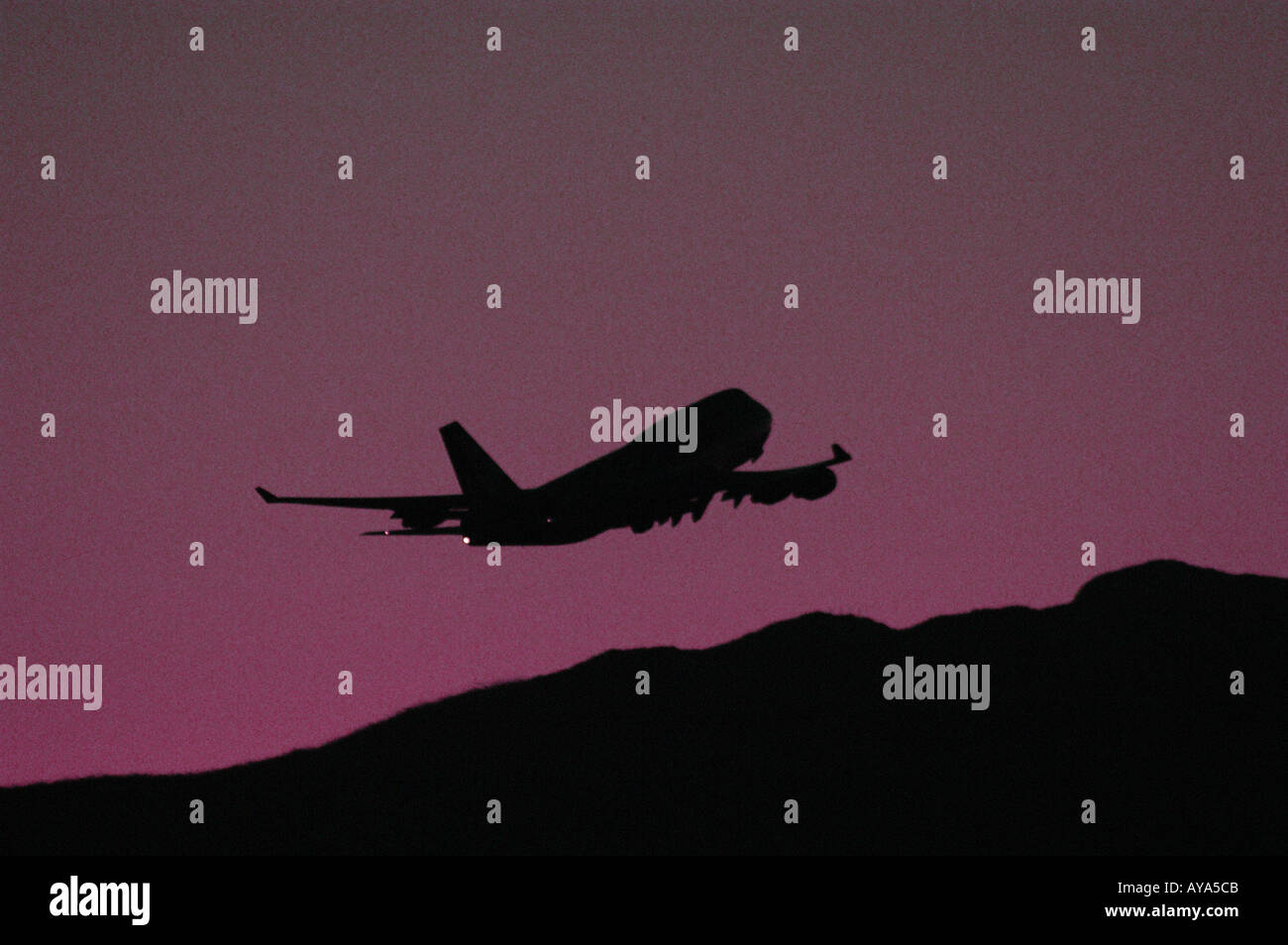 Boeing 747 taking off sunset hi-res stock photography and images - Alamy