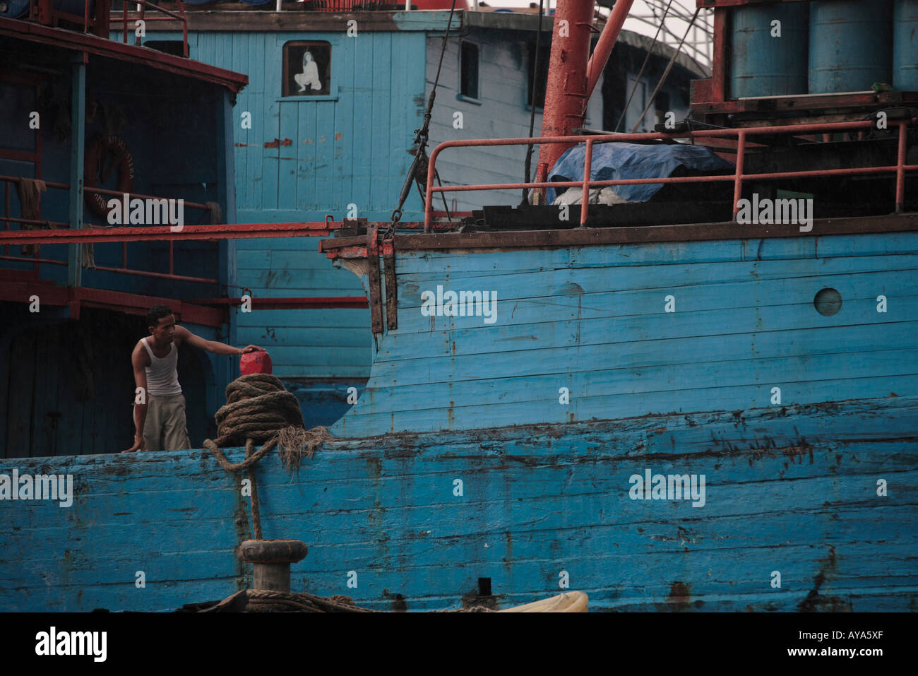 Tying up mooring boat hi-res stock photography and images - Alamy