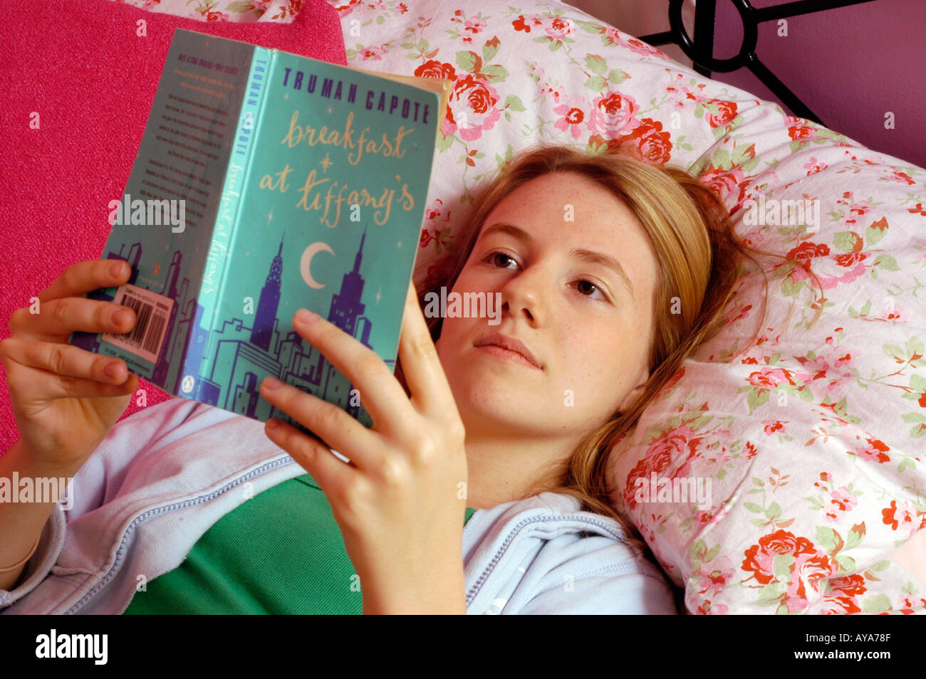 25 6 04 North Berwick UK Girl reading a book Stock Photo - Alamy
