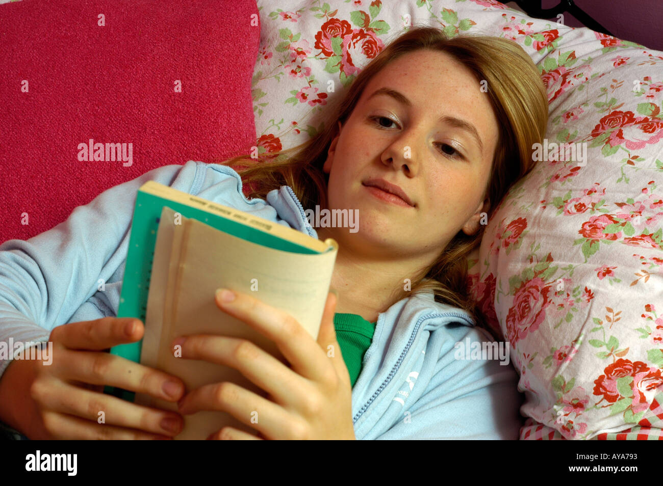 25 6 04 North Berwick UK Girl reading a book Stock Photo - Alamy