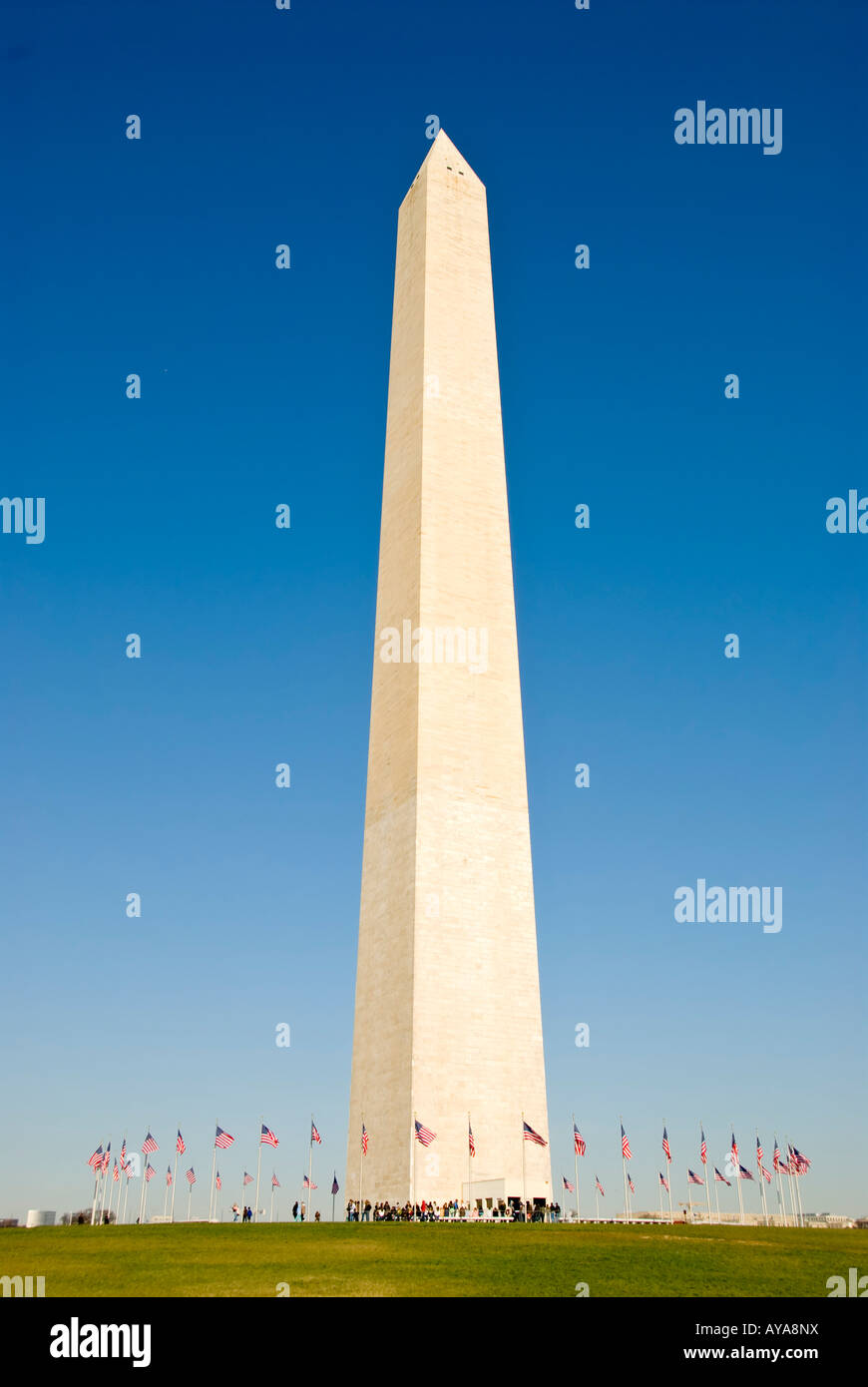 Washington Monument against a clear blue sky Stock Photo - Alamy