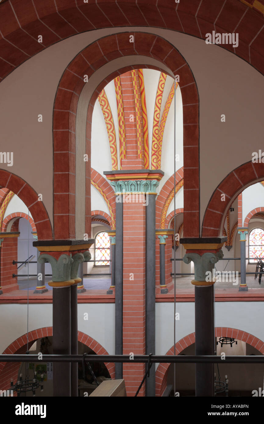 Sinzig, Pfarrkirche St. Peter, Blick von der Empore in das Mittelschiff ...