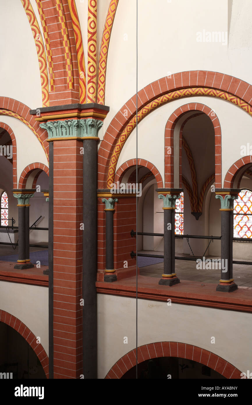 Sinzig, Pfarrkirche St. Peter, Blick von der Empore in das Mittelschiff ...