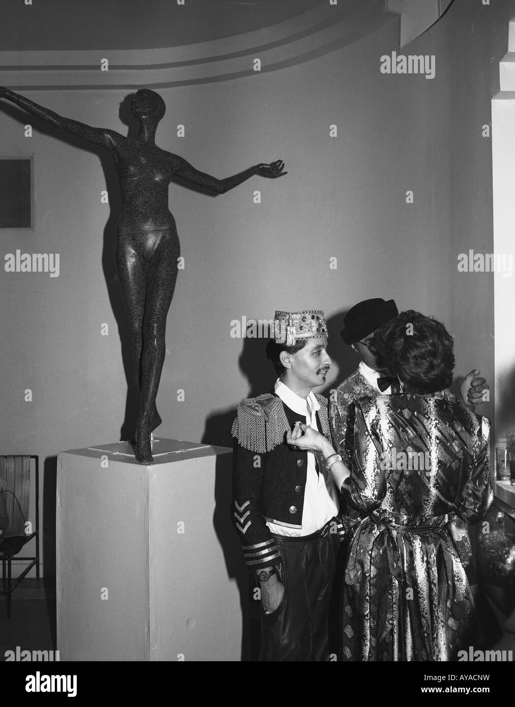people with statue Stock Photo - Alamy