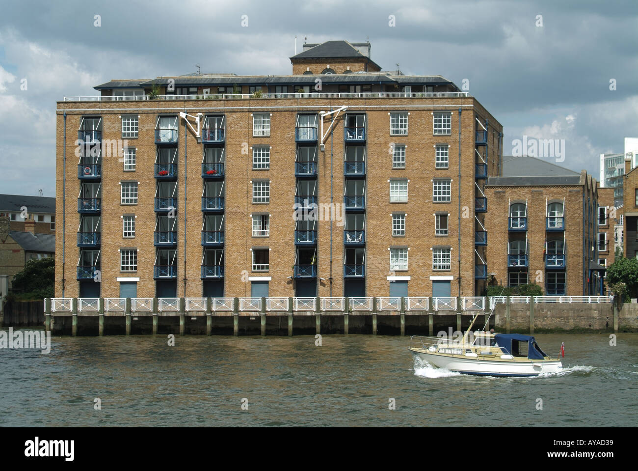 Modern apartment building london small hi-res stock photography and ...