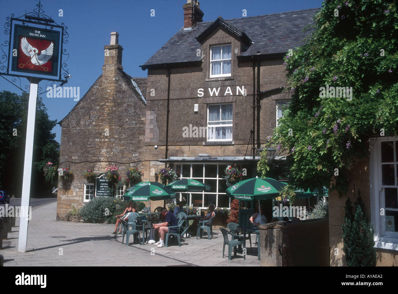 Swan Inn with outdoor diners Broadway England Stock Photo - Alamy