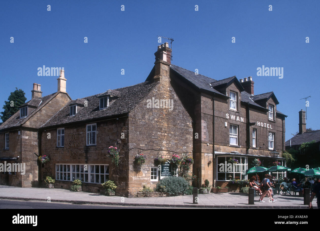 Swan Inn with outdoor diners Broadway England Stock Photo - Alamy