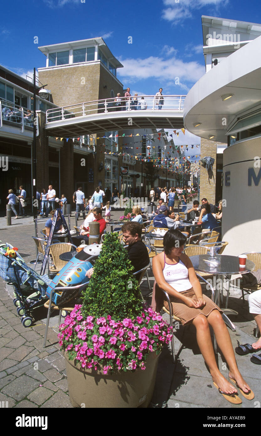 People outdoor cafe cardiff bay hi-res stock photography and images - Alamy