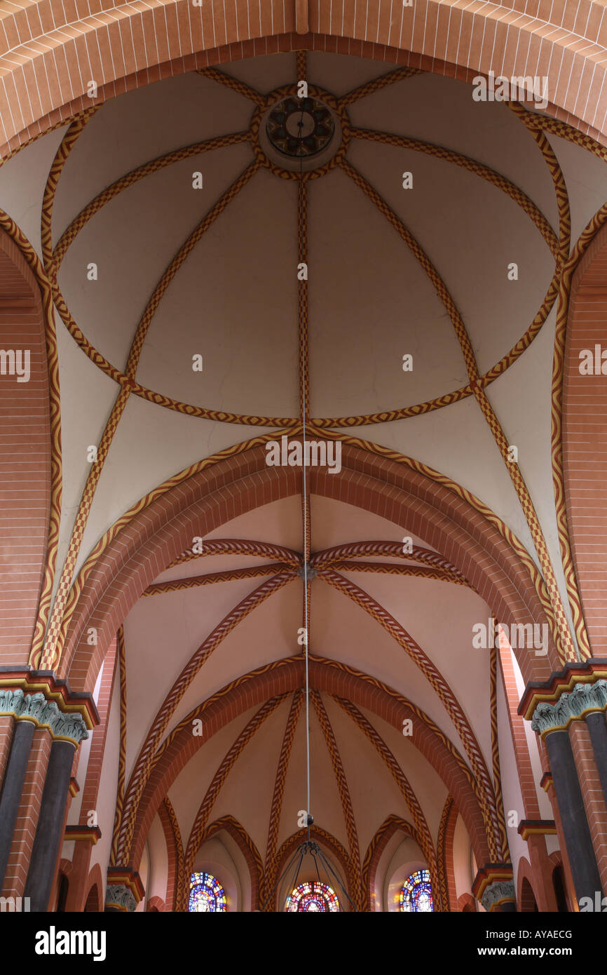 Sinzig, Pfarrkirche St. Peter, Blick in das Vierungs- und Chorgewölbe ...