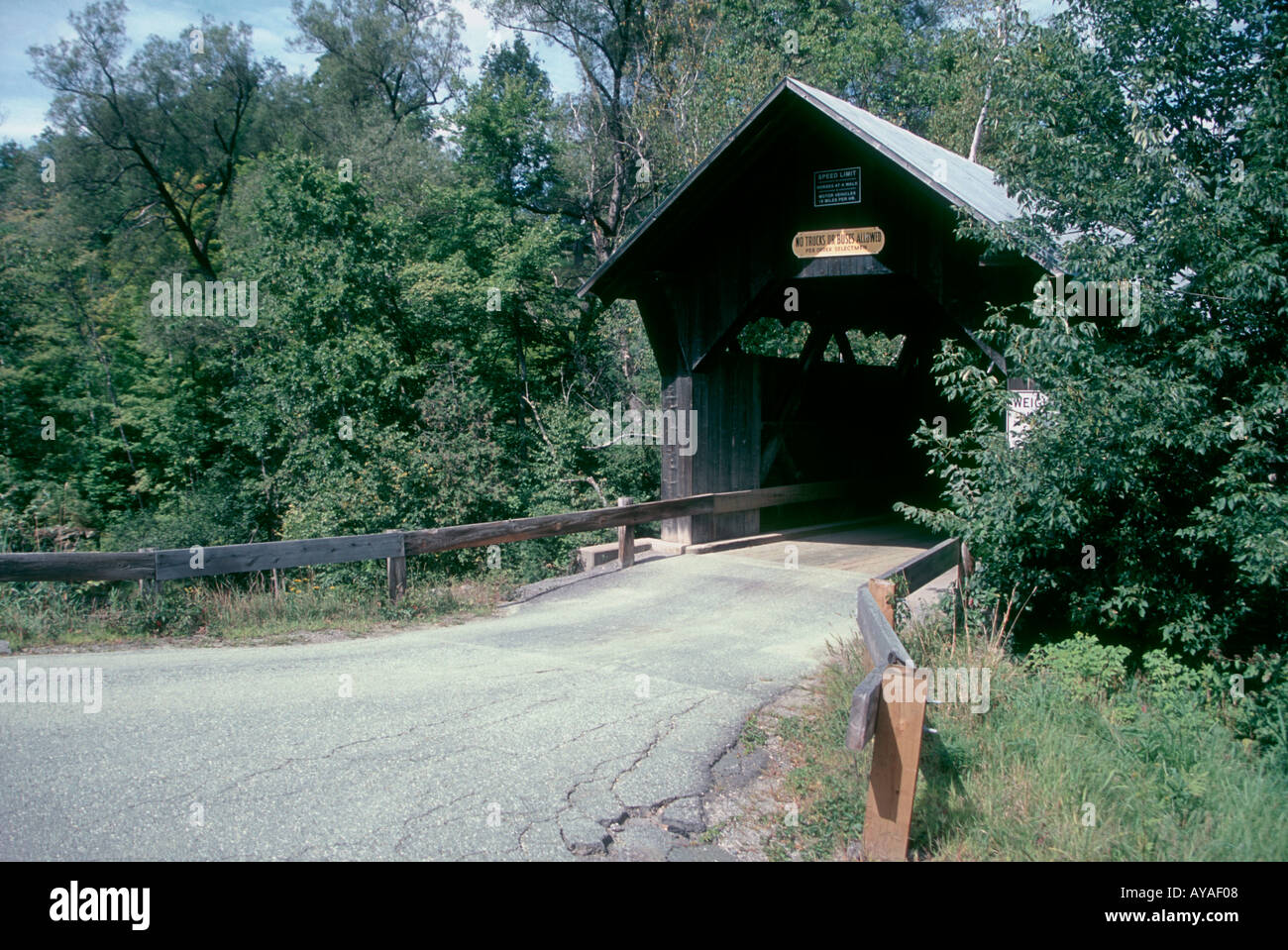 Short covered bridge Stowe Vermont Stock Photo - Alamy