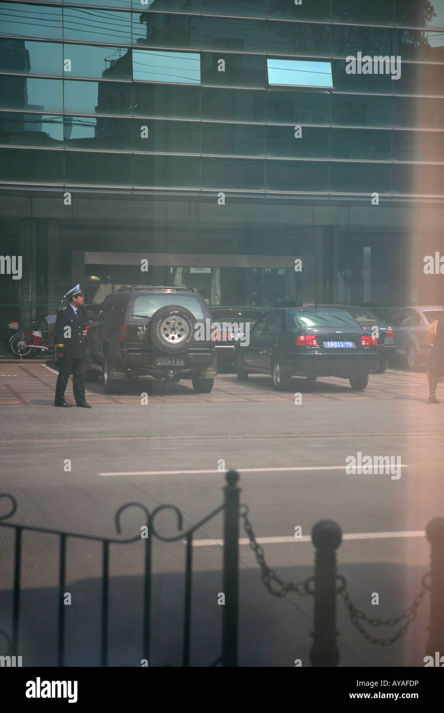 Car mirroring buildings hi-res stock photography and images - Alamy