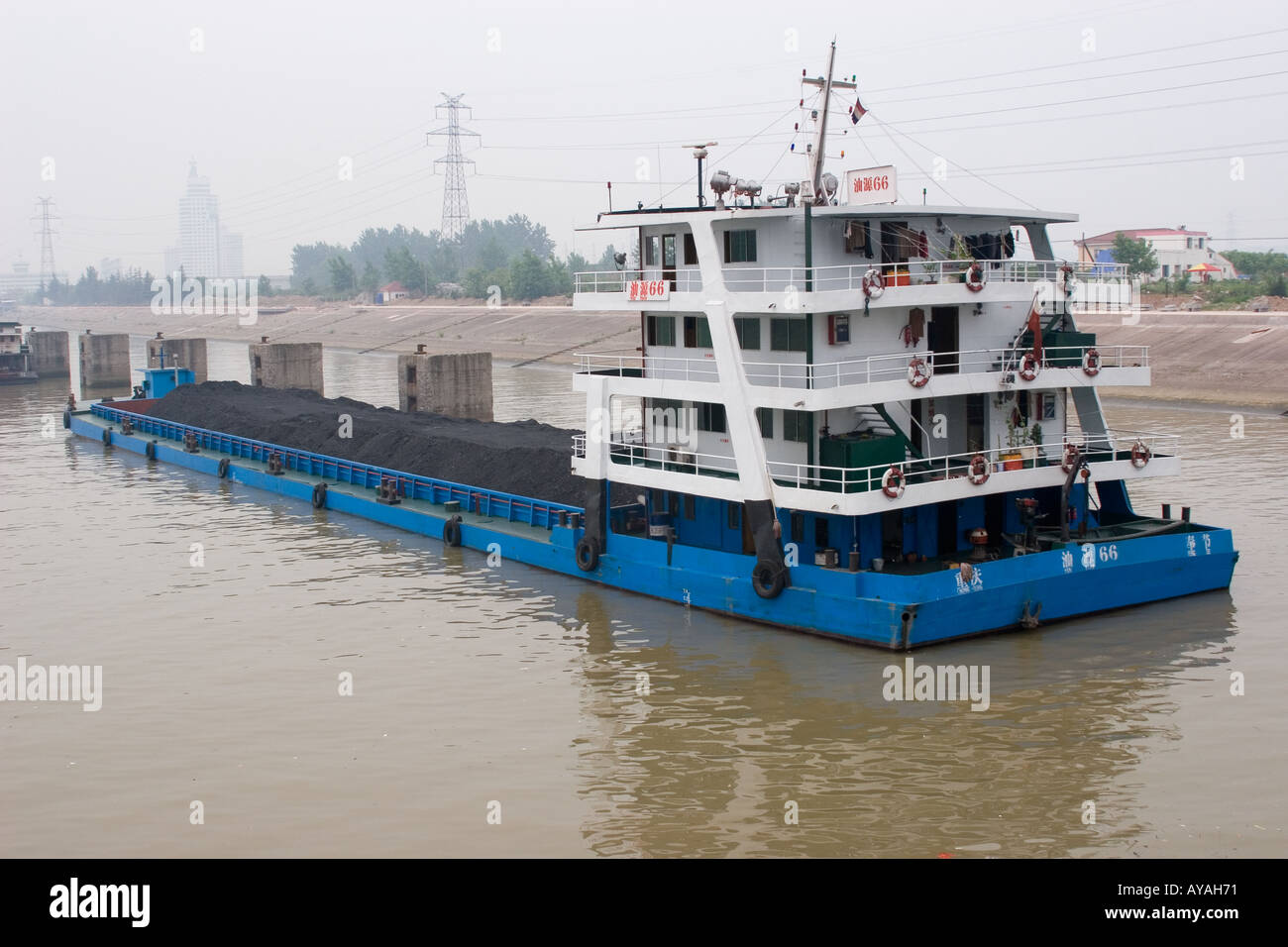 Coal barge ship river china hi-res stock photography and images - Alamy