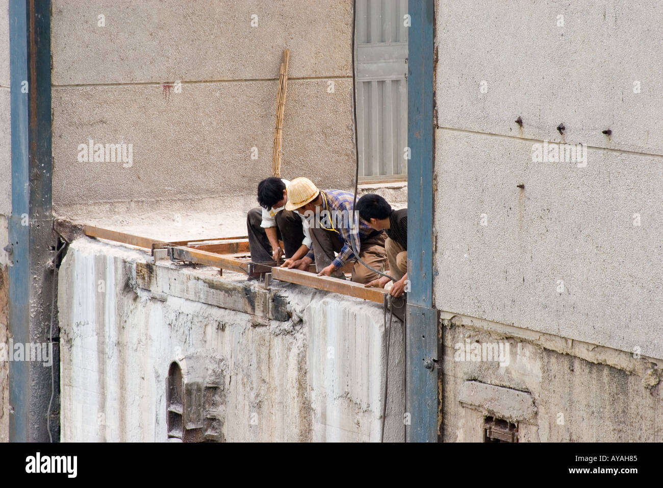 China dam construction workers hi-res stock photography and images - Alamy