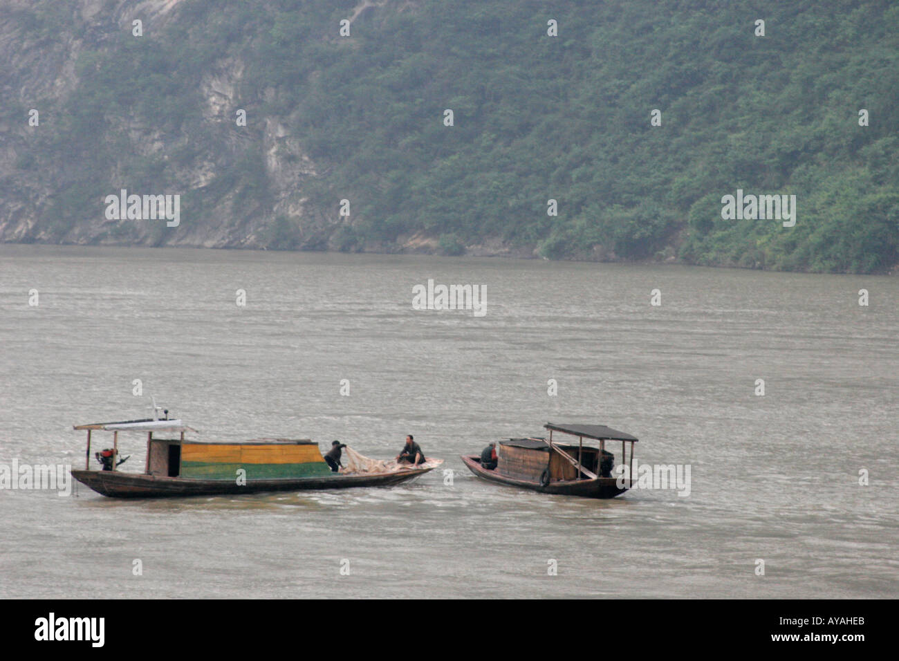 Traditional chinese boats on yangtze hi-res stock photography and ...
