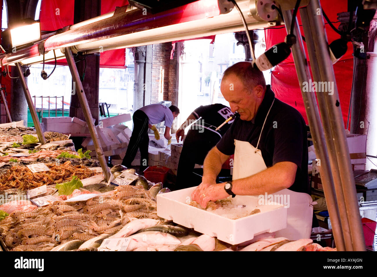 fishmonger preparing fish for sale at venice fish market Stock Photo ...