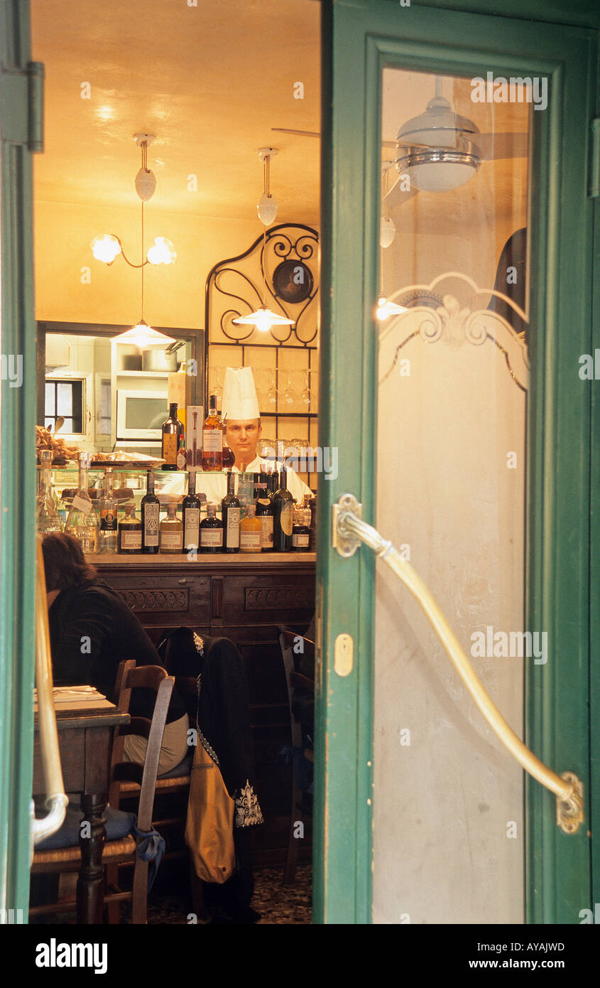 View through open door restaurant hi-res stock photography and images ...