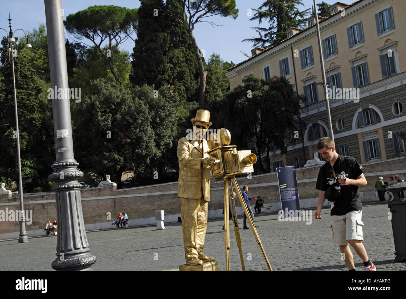 Street performer in Piazza del Popola in Rome Italy Stock Photo - Alamy