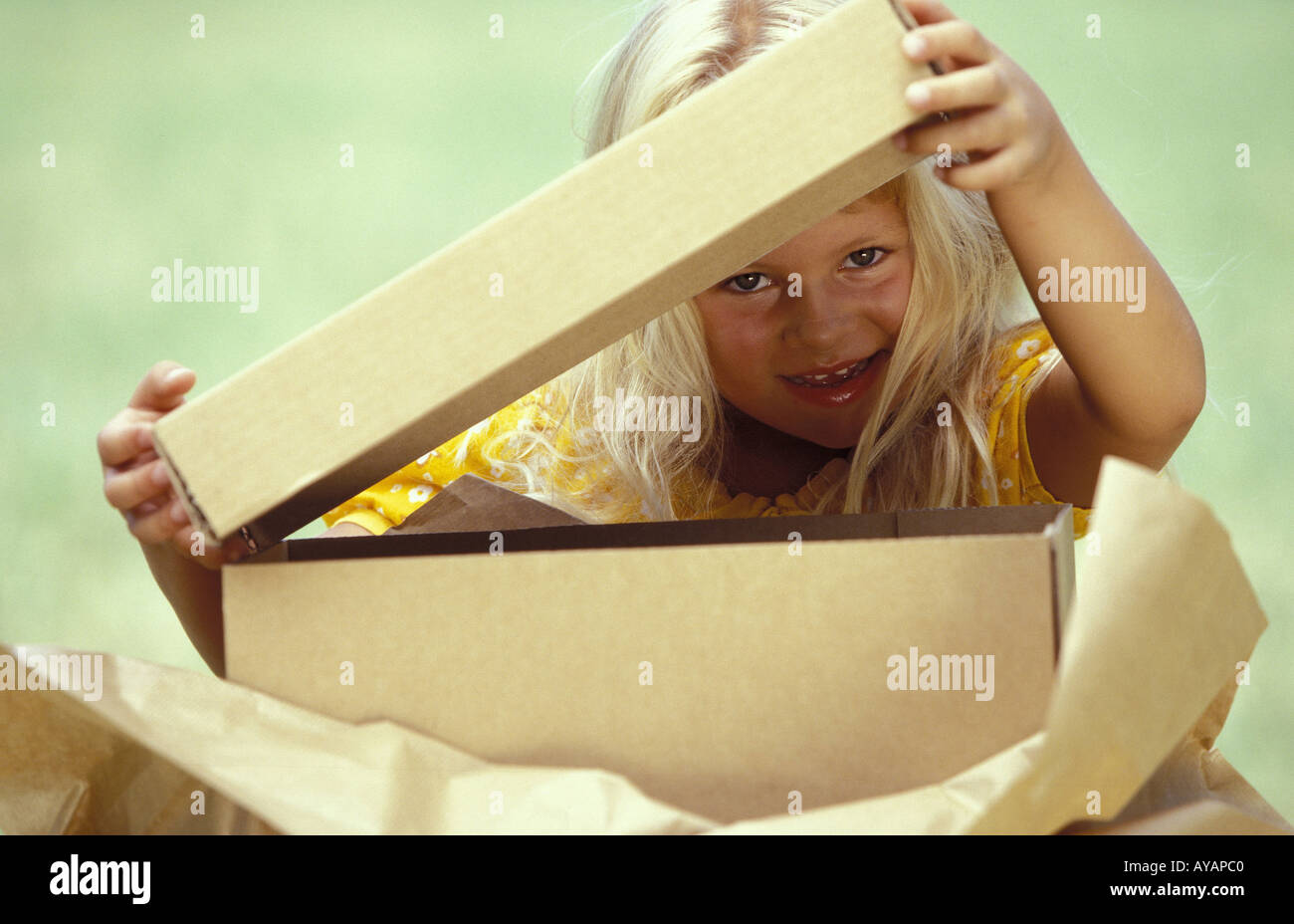 Geschenk auspacken hi-res stock photography and images - Alamy