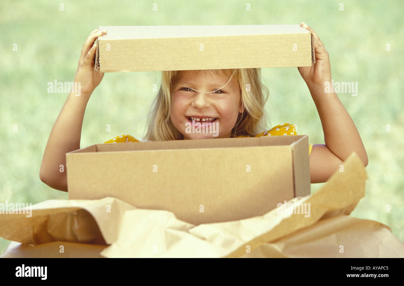 Kleines Maedchen beim Auspacken eines Paketes Stock Photo - Alamy