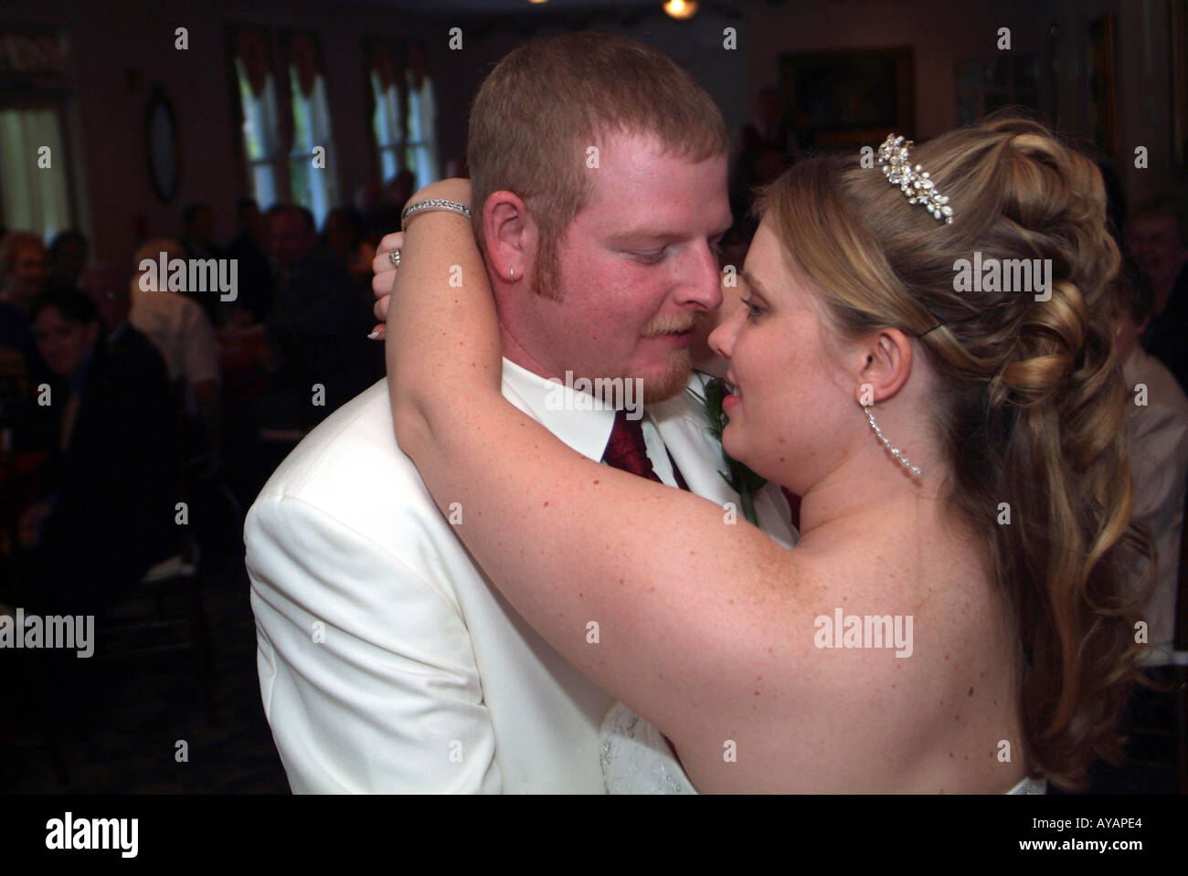 Couple hugging and reception hi-res stock photography and images - Alamy