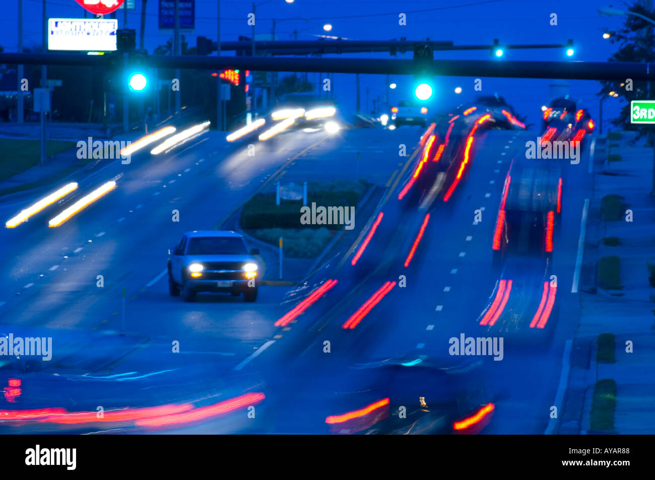 car traffic at night Stock Photo - Alamy