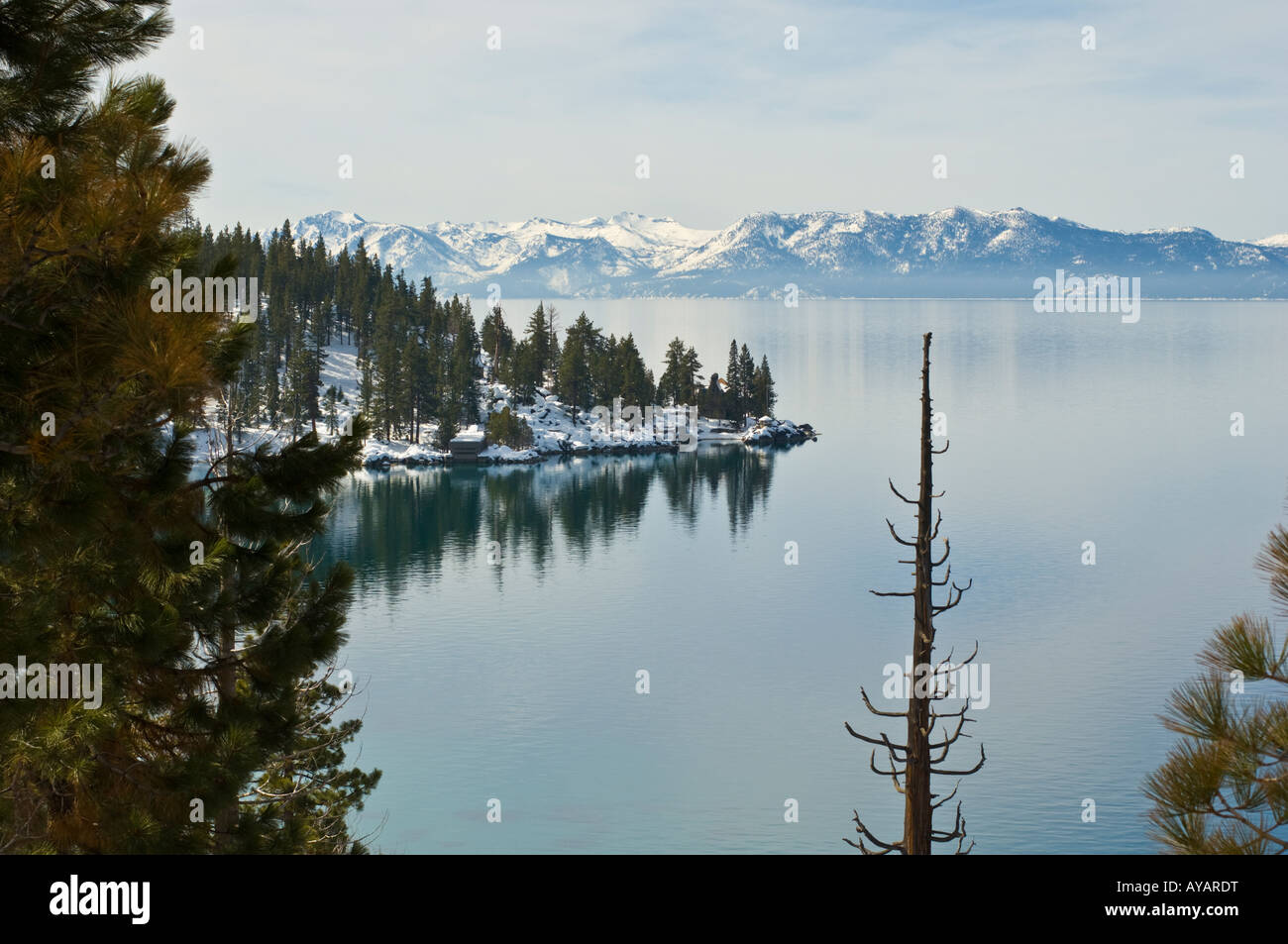Snowy shoreline lake hi-res stock photography and images - Alamy