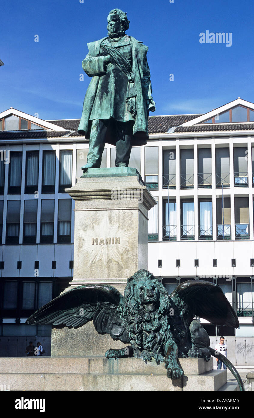 Campo Manin Manin statue in front of building close up Venice Stock ...