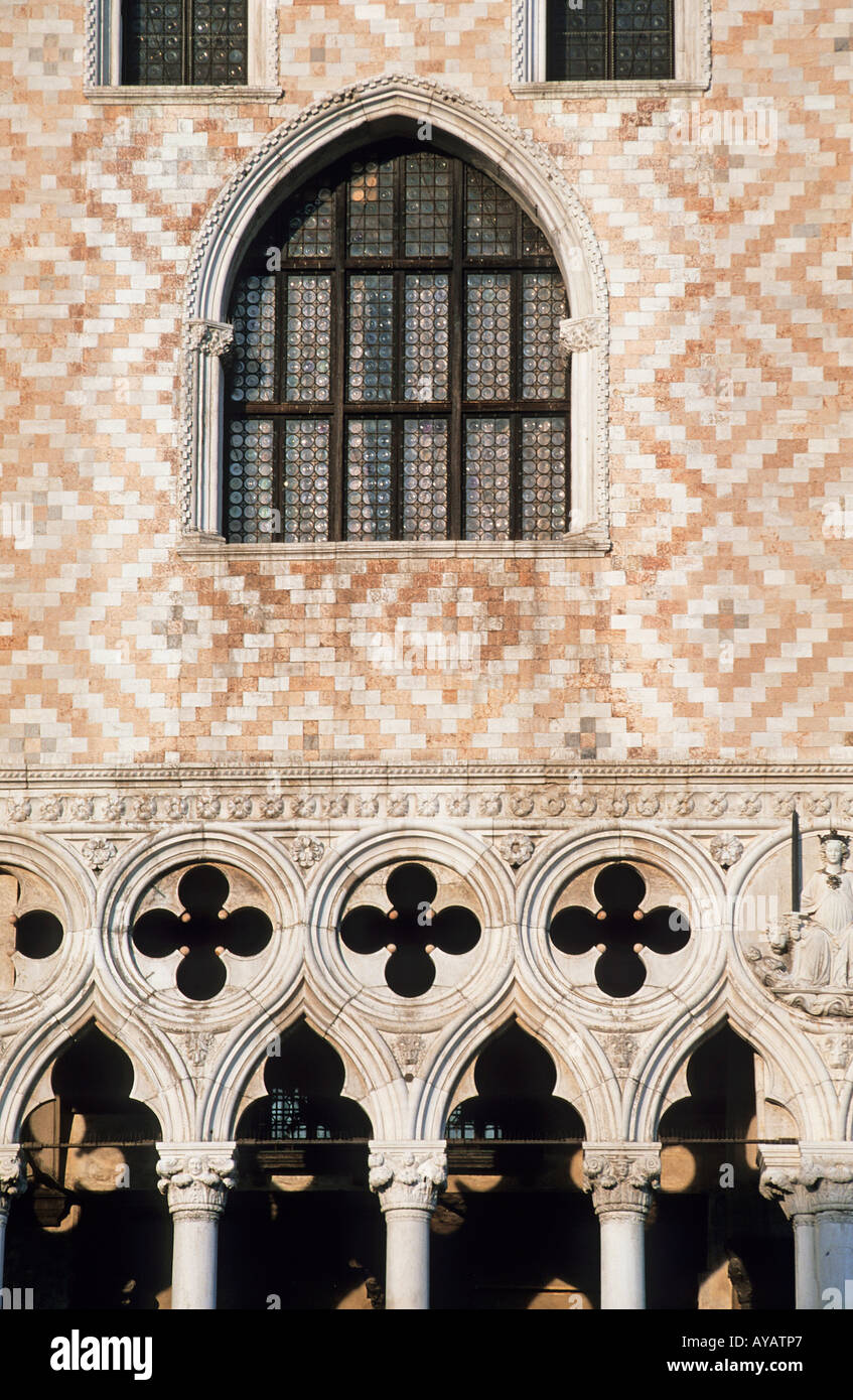 Gothic tracery hi-res stock photography and images - Alamy
