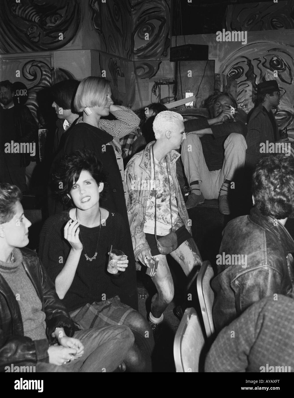 Club crowd 1980s hi-res stock photography and images - Alamy