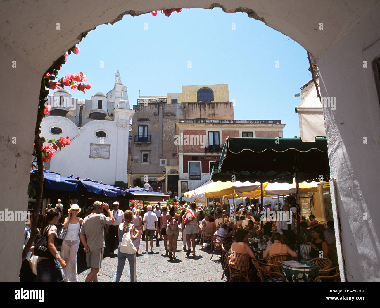 Tourist shopping capri italy hi-res stock photography and images - Alamy