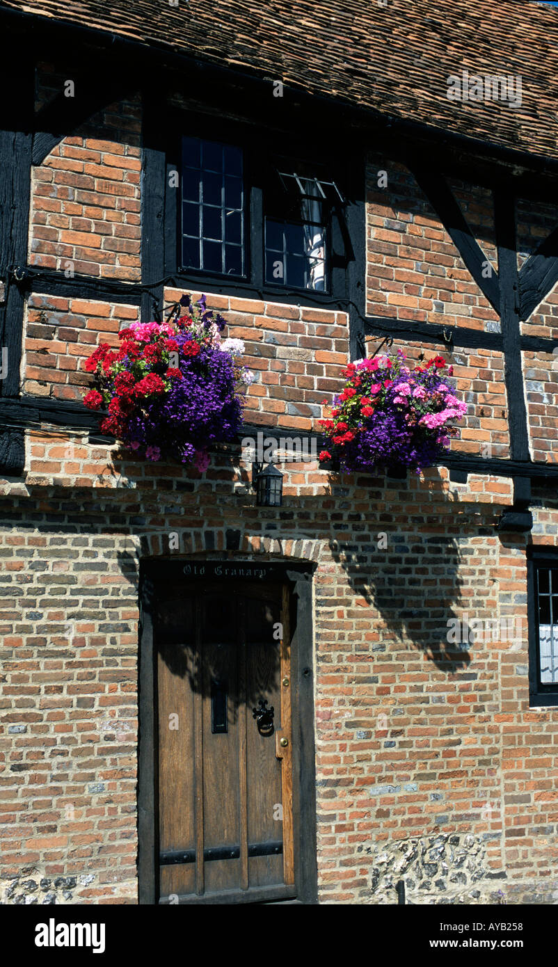 Tudor house exterior uk hi-res stock photography and images - Alamy