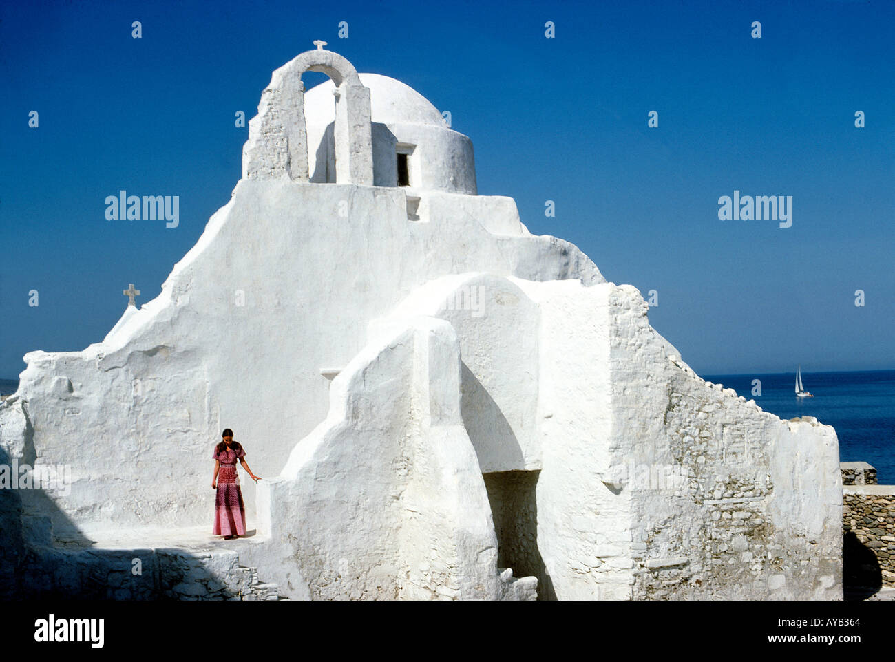 Curved domes greece hi-res stock photography and images - Alamy