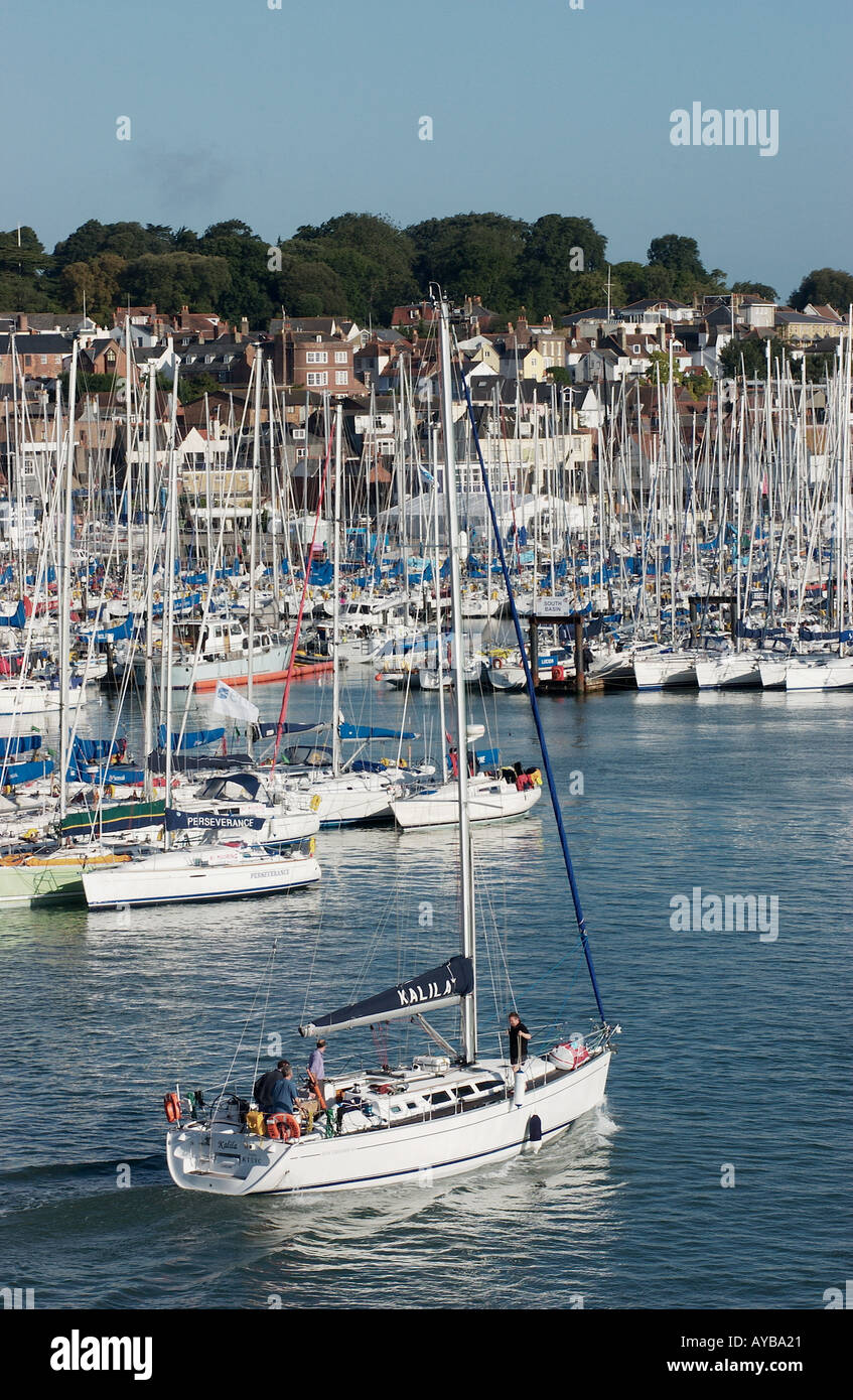 Yachts motoring hi-res stock photography and images - Alamy